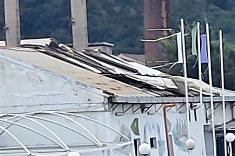 Napoli Vento Fino A 100 Chilometri Orari Scoperchiato Il Tetto Del