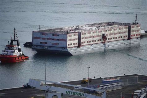 Solicitanții de azil în Marea Britanie locuiesc pe o barjă plutitoare Seamănă cu Alcatraz