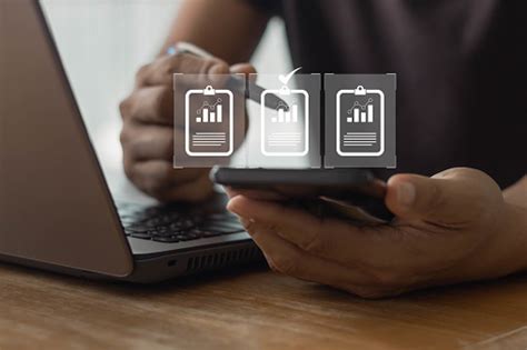 문서 관리 시스템 개념 모바일 스마트 폰 가상 화면이있는 랩톱 컴퓨터를 사용하는 사업가 손 및 온라인 문서 승인 종이없는 품질 보증 및 Erp 관리 개념 승인 가상현실에