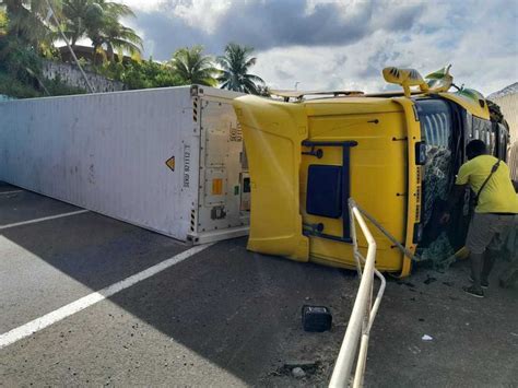 Sainte Marie Un Poids Lourd Transportant Des Bananes Se Couche Au
