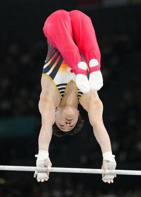 パリ五輪・体操 岡慎之助が男子種目別の鉄棒で金メダル 団体・個人総合も制し3冠、1972年ミュンヘン大会以来の快挙 新潟日報デジタルプラス