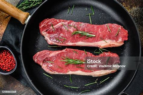 신선한 고기 대리석 쇠고기 생 뉴욕 스트립 스테이크 어두운 배경 플랫 레이 0명에 대한 스톡 사진 및 기타 이미지 0명