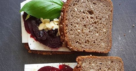 Niebo na Językach Kanapka z pieczonym burakiem kozim serem żurawiną i migdałami