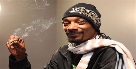 Snoop Dogg Son Rouleur De Joints Révèle Quil Fume 150 Blunts De