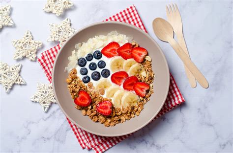 요구르트와 미국 국기 맛 있는 건강 한 아침 식사의 형태로 신선한 딸기와 홈메이드 그 라 놀라의 그릇 0명에 대한 스톡 사진 및 기타 이미지 Istock