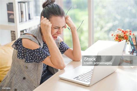 라틴어 비즈니스 여성 느낌 스트레스와 피로 디지털 태블릿 및 스마트폰 을 사용 하 여 집에서 일을 하 고 소셜 네트워크에 문자