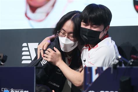 포토 든든 꼭 안은 농심 박용섭 코치