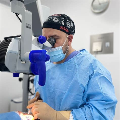 Dr Abel Cerna G Cirujano Oftalmólogo