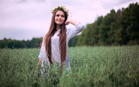 Download Graceful Amateur Model In Grass Field Wallpaper