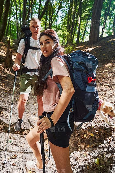 一对欢快的年轻夫妇在森林里徒步旅行素材 花瓣网