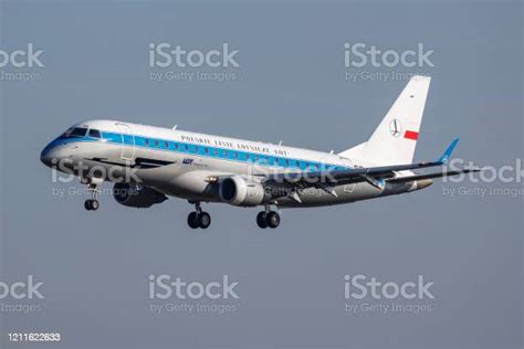 Lot 폴란드항공 특별 복고풍 장식 엠브라에르 175 Splim 여객기 도착 및 부다페스트 공항 착륙 0명에 대한 스톡 사진 및