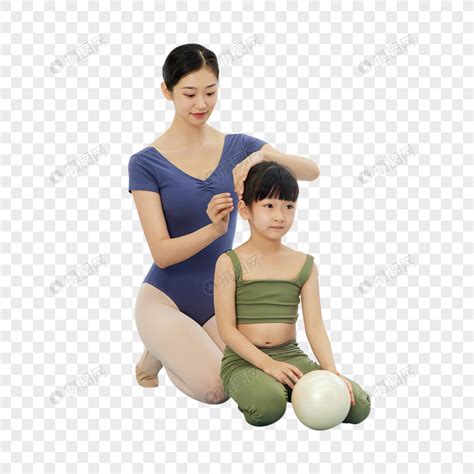 어린 소녀의 머리를 정리하는 체조 선생님 Png 일러스트 무료 다운로드 Lovepik