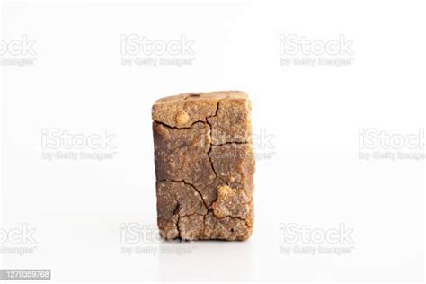 남은 뼈로 만든 장인의 손으로 만든 비누와 흰색으로 분리 된 가성 소다 바 0명에 대한 스톡 사진 및 기타 이미지 0명