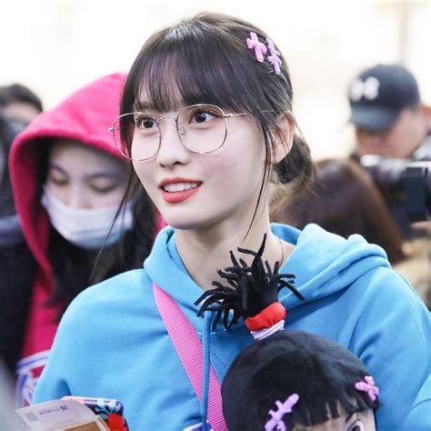 10 Potret Manis Momo Twice Kenakan Kacamata Bikin Jatuh Cinta