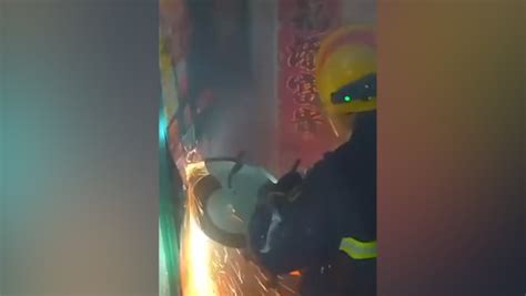 小区突发大火，3名小孩被困空调外机哭喊凤凰网视频凤凰网