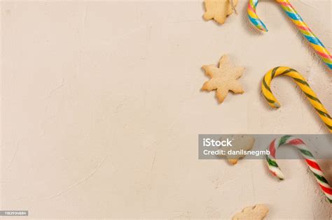 질감 배경에 크리스마스 캐러멜 지팡이와 쿠키 새해 복 많이 받으세요 배경 크리스마스 장식의 구성 휴일 개념입니다 0명에 대한