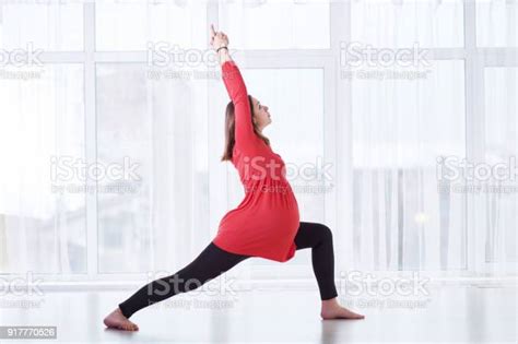 젊은 아름 다운 임신한 여자 요가 아사 나 Virabhadrasana 1전사 포즈 집에서 하 고 임신에 대한 스톡 사진 및 기타 이미지 Istock