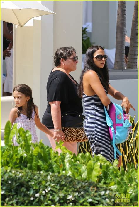 Photo Matt Damon Miami Vacation With Wife Luciana Girls 09 Photo