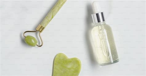 옥 돌 페이셜 롤러 괄사 대리석 테이블에 세럼 로션 얼굴 피부 관리 화장품 세트 플랫 레이 평면도 사진 Unsplash의 뷰티 트리트먼트 이미지