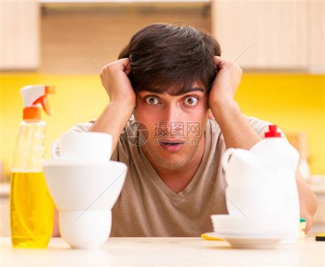 在家洗碗的人高清图片下载 正版图片507508598 摄图网
