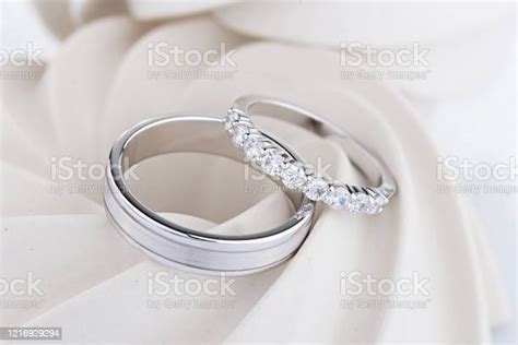 다이아몬드와 흰색 질감 배경에 매트 표면 실버 웨딩 링의 쌍 0명에 대한 스톡 사진 및 기타 이미지 0명 개념 개인 장식품 Istock