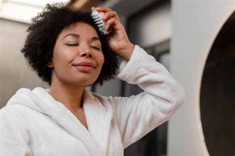 Une Femme Qui Se Fait Un Massage Du Cuir Chevelu Photo Gratuite