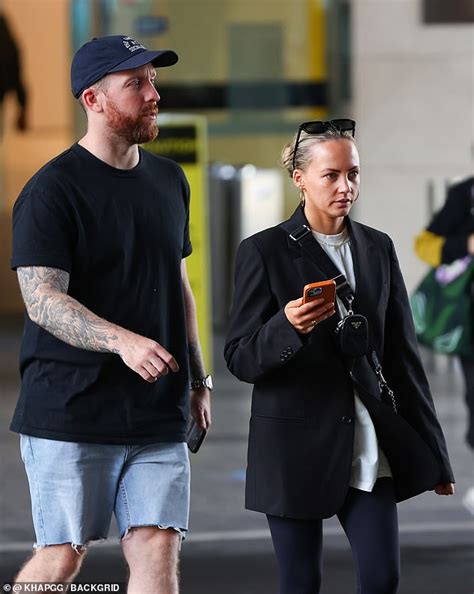 Samantha Jade And Pat Handlin Enjoy Some Retail Therapy In Bondi Daily Mail Online