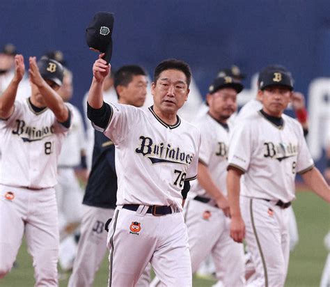 ＜オ・神＞ファンに手を振る中嶋監督（撮影・大森 寛明） ― スポニチ Sponichi Annex 野球