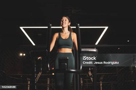 Seorang Olahragawan Muda Asia Yang Menarik Sedang Berolahraga Di Gym