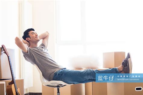 年轻男子搬入新家 蓝牛仔影像 中国原创广告影像素材