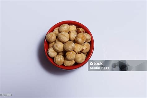 흰색 배경에 고립 된 빨간 그릇 안에 헤이즐넛의 상단보기 0명에 대한 스톡 사진 및 기타 이미지 0명 갈색 개체 그룹