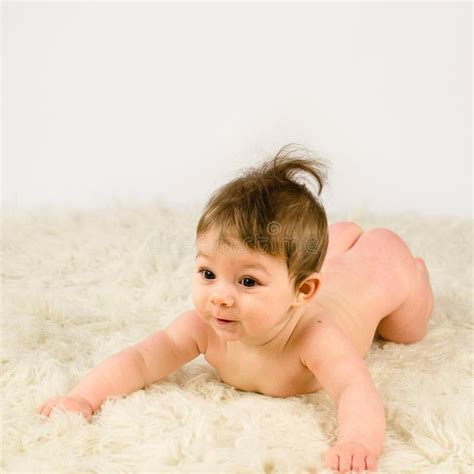 Entzückendes Baby nackt stockfoto Bild von freundlich 76374486
