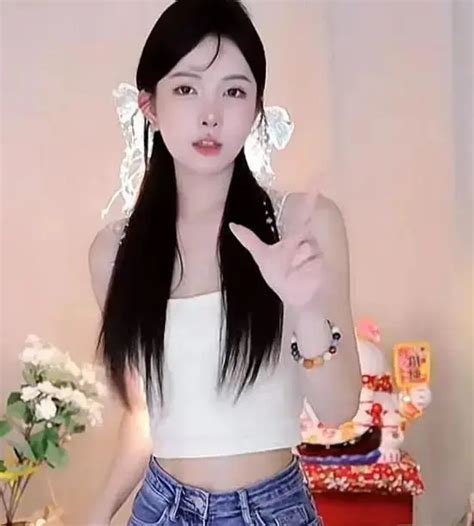 Nữ streamer xinh đẹp bất ngờ qua đời tại nhà riêng nghi do fan cuồng ra tay tàn nhẫn