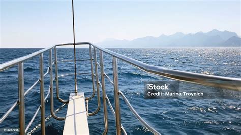 바다에서 움직이는 모터 보트의 부분 전망 요트 및 크루즈 개념 푸른 물 위의 파도 목가적 인 해양 풍경 공간을 복사합니다 0명에 대한 스톡 사진 및 기타 이미지 Istock