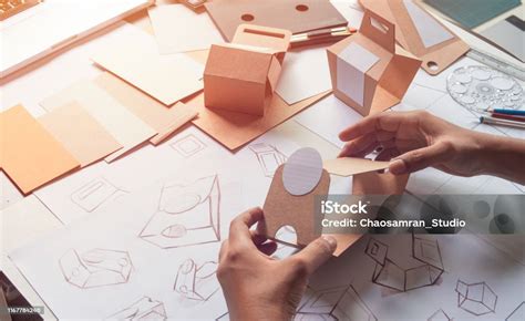 디자이너 스케치 드로잉 디자인 브라운 공예 판지 종이 제품 에코 포장 모형 상자 개발 템플릿 패키지 브랜딩 라벨 디자이너 스튜디오 개념 디자인에 대한 스톡 사진 및 기타