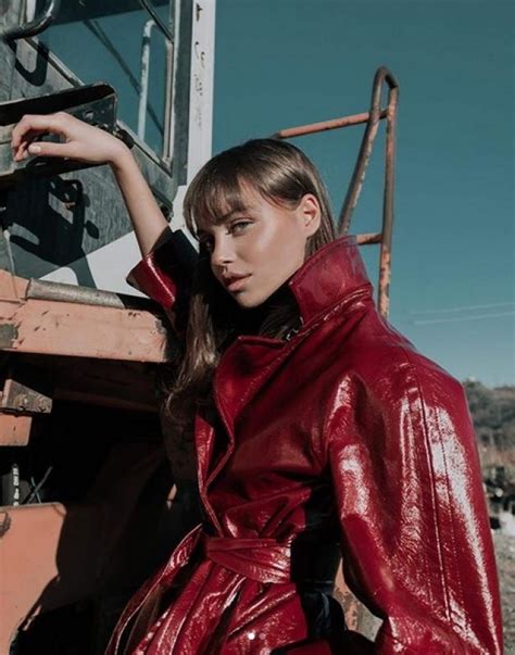 90 იანების ფოტოს მოგაგონებთ ნინიკო ნაცარიშვილი ძალიან მოდურ სამოსში პოზირებს და ნახეთ როგორ