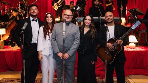 Marcos Witt revive dos clásicos de la adoración junto a la banda