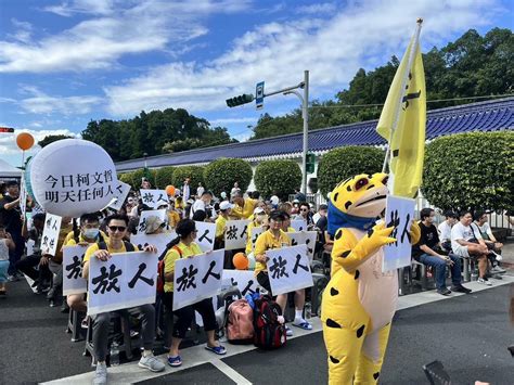 民眾黨舉辦萬聖節扮鬼宣講活動 支持者高舉「放人、押人取供」