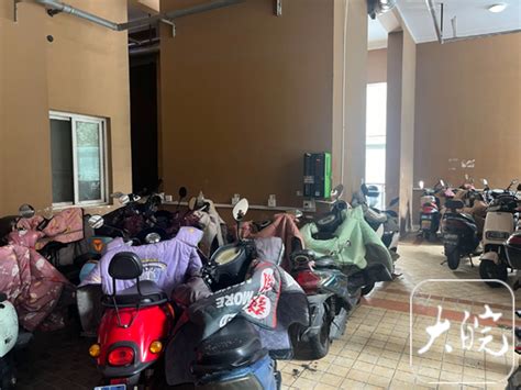 南京一小區火災致15人遇難 記者探訪：事發樓棟下停多輛電動車 居民講述家人逃生過程 新浪香港