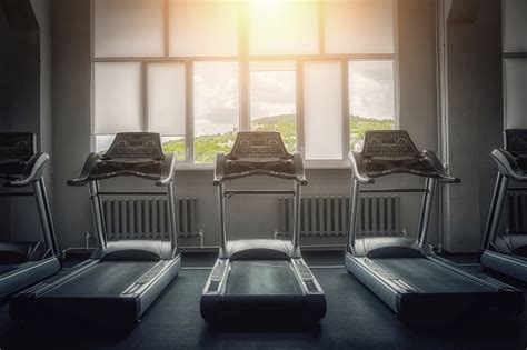 아름 다운 산의 전망과 빈 체육관의 내부 디딜 방 아입니다 건강 한 라이프 스타일의 개념입니다 규정식 고 지방 레코딩입니다