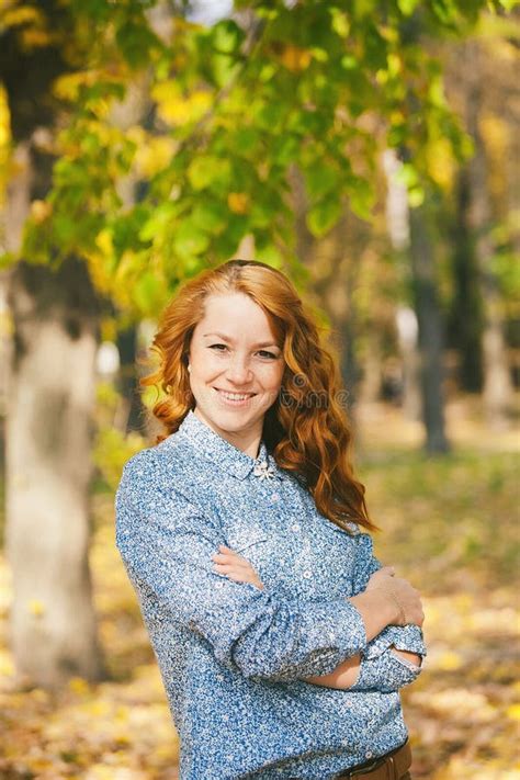 Belle Jeune Fille Rousse Regardant Lappareil Photo Photo Stock Image