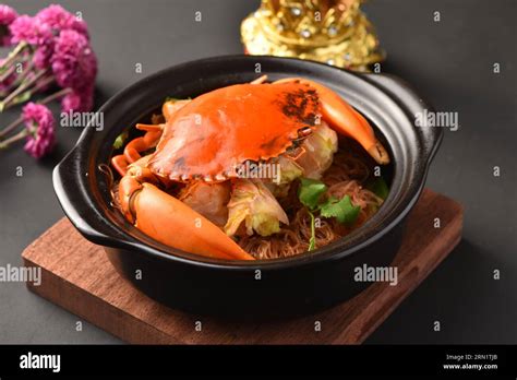 Steam Shanghai Hairy Crabs With Glass Noodles Chinese Cuisine，mitten