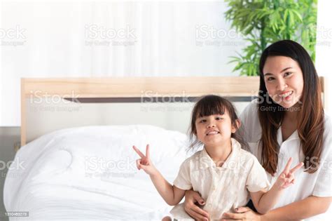 어린 소녀와 그녀의 어머니는 함께 놀고 화창한 아침을 즐깁니다 행복한 가족 젊은 어머니와 귀여운 작은 아이 딸이 함께 시간을