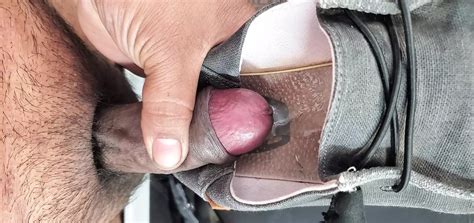 Il Meccanico Ha Trovato Le Scarpe Dell Insegnante Sul Pavimento