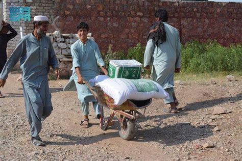 ЦСГД им короля Салмана распределил 1062 продовольственных корзин в Пакистане