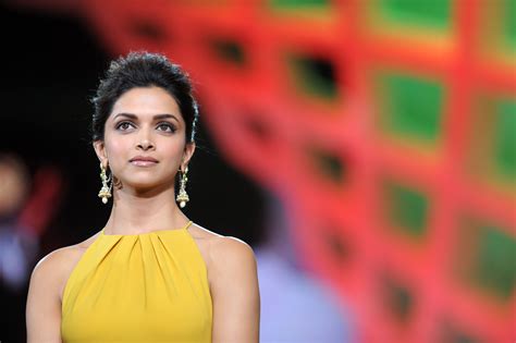 Bollywood Fans Support Deepika Padukone After Cleavage Controversy
