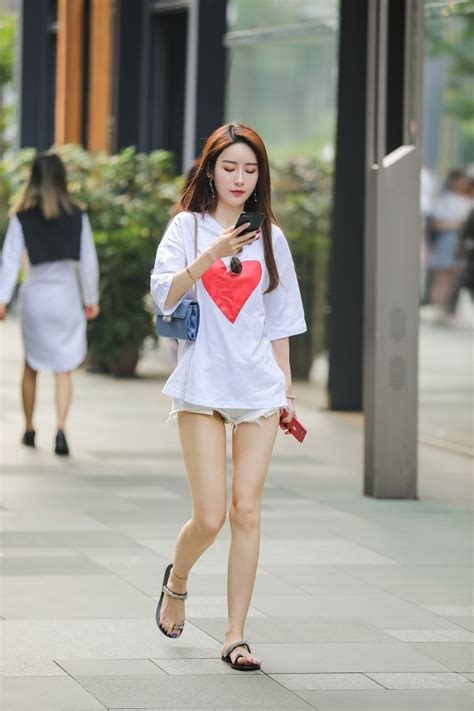 街拍美女，精致时尚的穿搭呈现不同的气质，小蛮腰和大长腿很抢镜 搜狐大视野 搜狐新闻