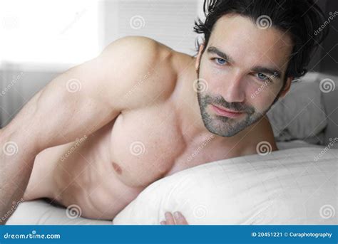 Hombre Sonriente En Cama Imagen De Archivo Imagen De Muchacho 20451221