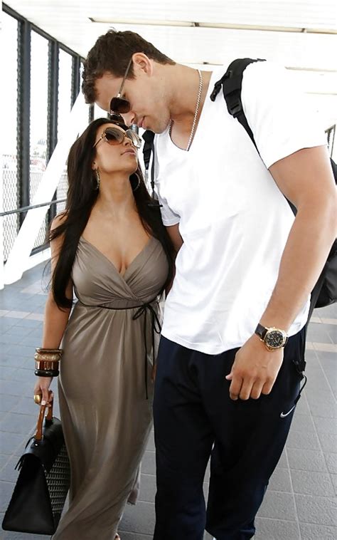 Kim Kardashian Cleavy Lax Airport Porn Pictures Xxx Photos Sex Images 373962 Pictoa