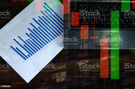 주식 시장 스크린 차트 보드와 캔 들 스틱 금융 비즈니스 및 투자 분석 개념에 대 한 동전 스택의 이중 노출 가격에 대한 스톡